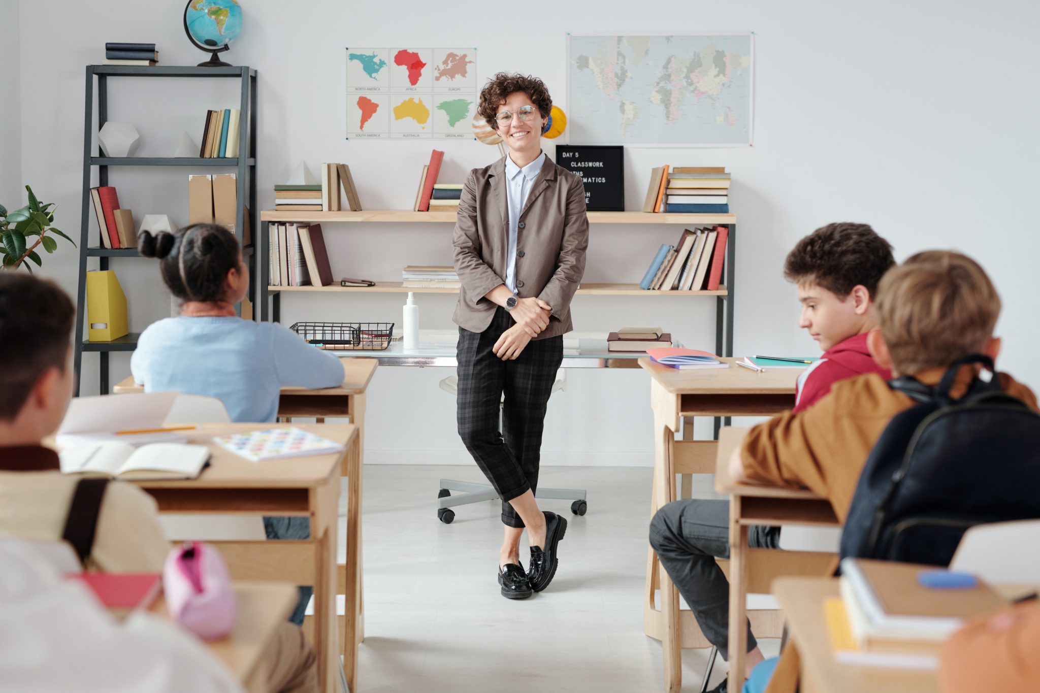 Pros and Cons of Technology in the Classroom: Which Side Are You? - HeyHi